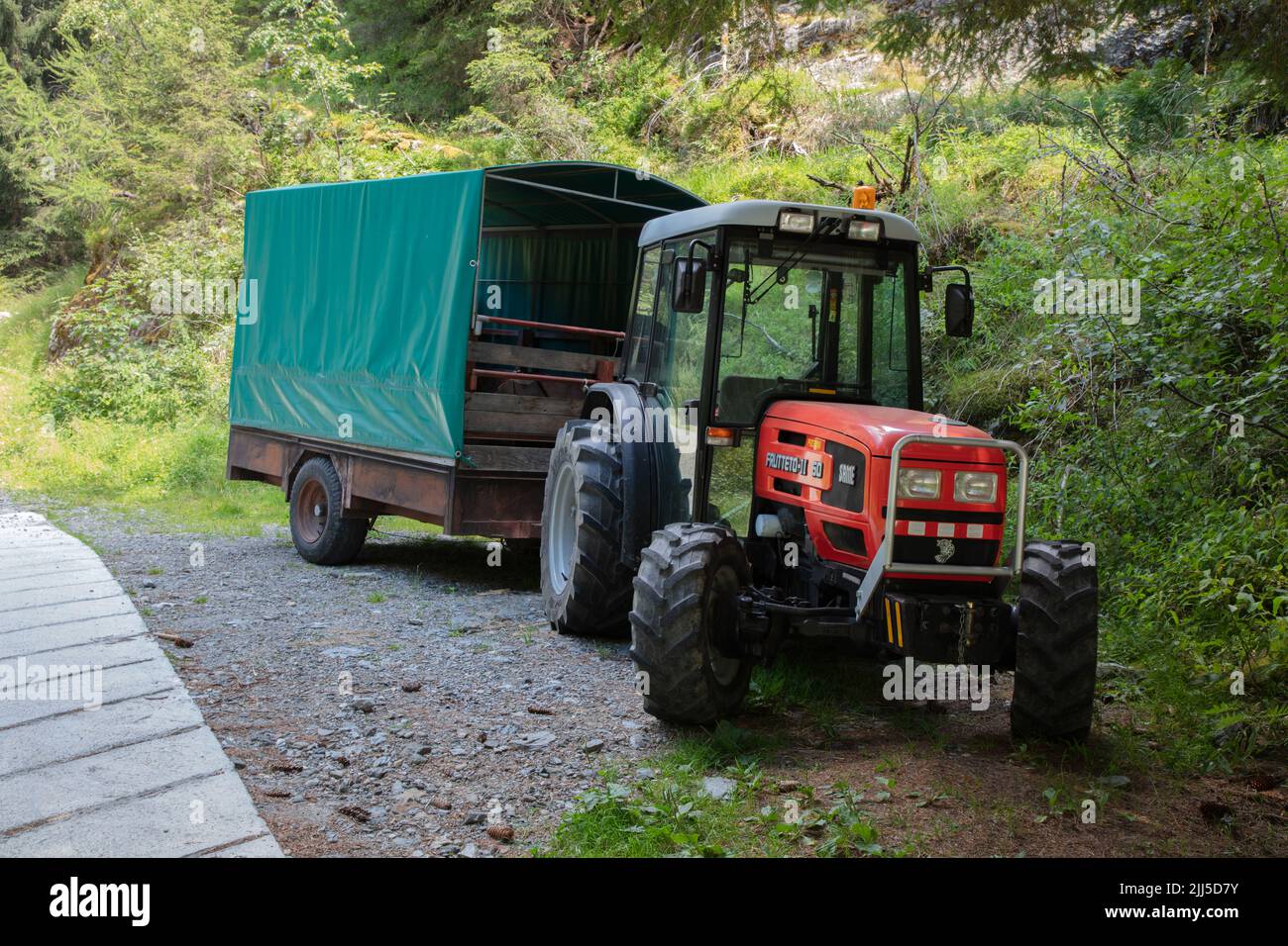 Un tracteur stationné sur le côté de la voie, sur le chemin du lac ...