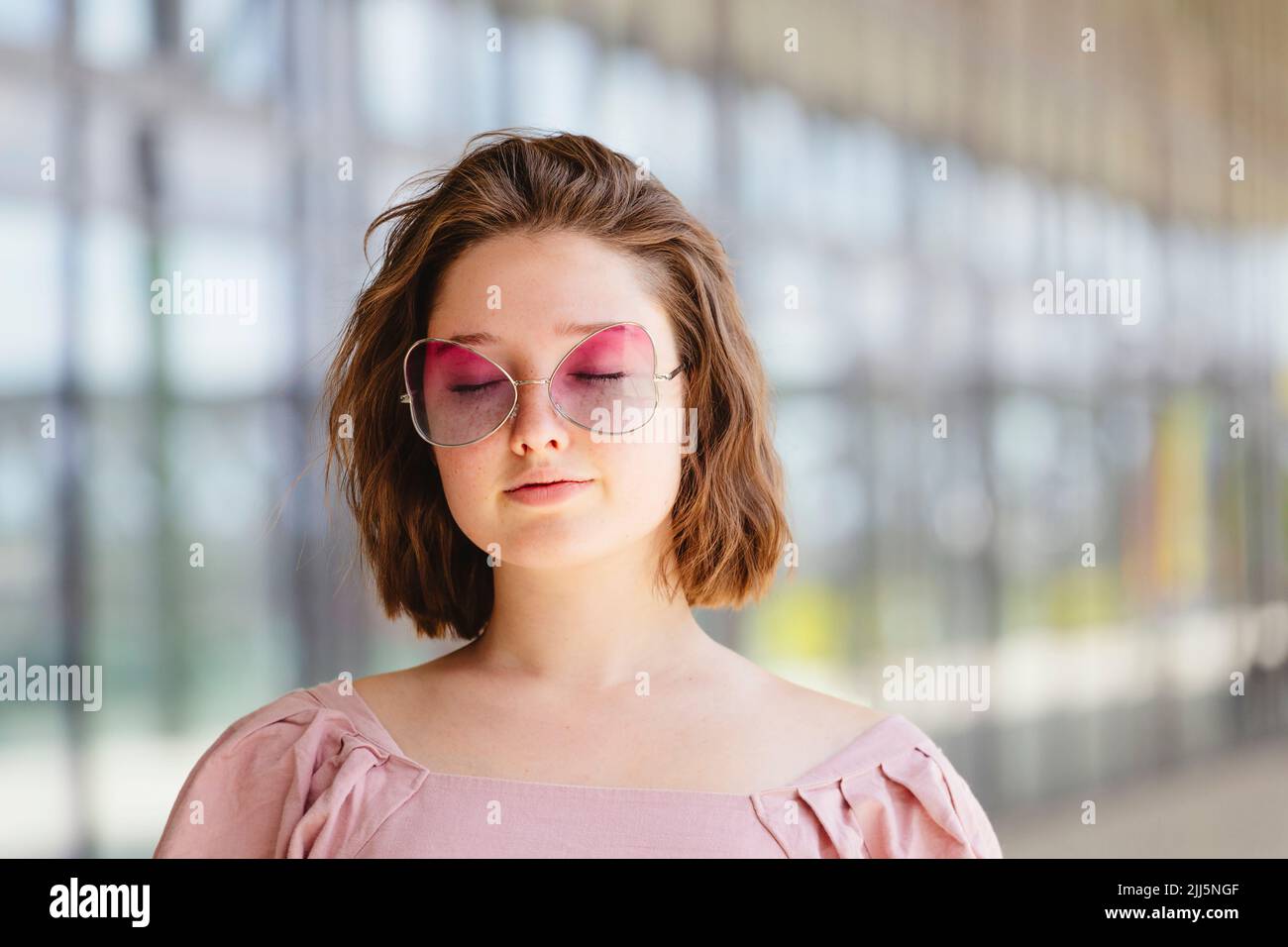 Yeux de soleil mi longs mi longs Banque de photographies et d’images à haute résolution - Alamy