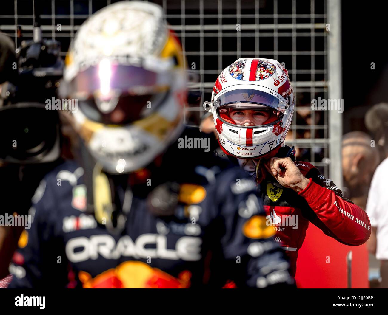 LE CASTELLET - Max Verstappen (Oracle Red Bull Racing) et Charles ...
