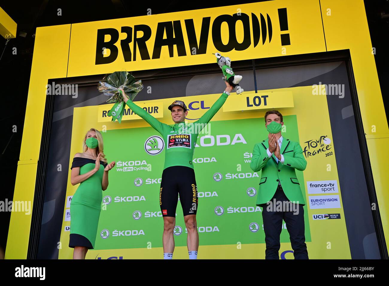 Wout VAN AERT sur le podium après avoir affronté un autre maillot après la phase 20 du Tour de ...