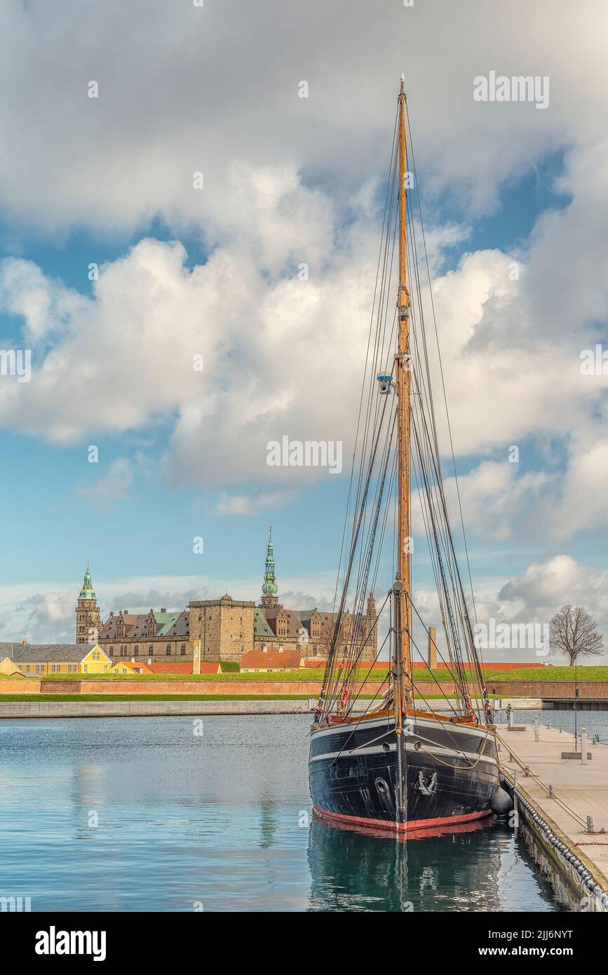 Un plan vertical d'un bateau amarré au port de la ville d'Helsingor ...