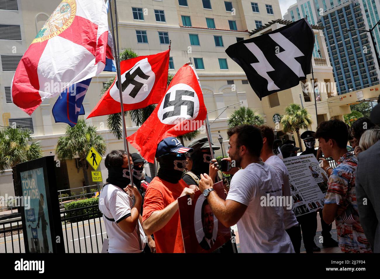 Nazi swastika flags Banque de photographies et d’images à haute ...