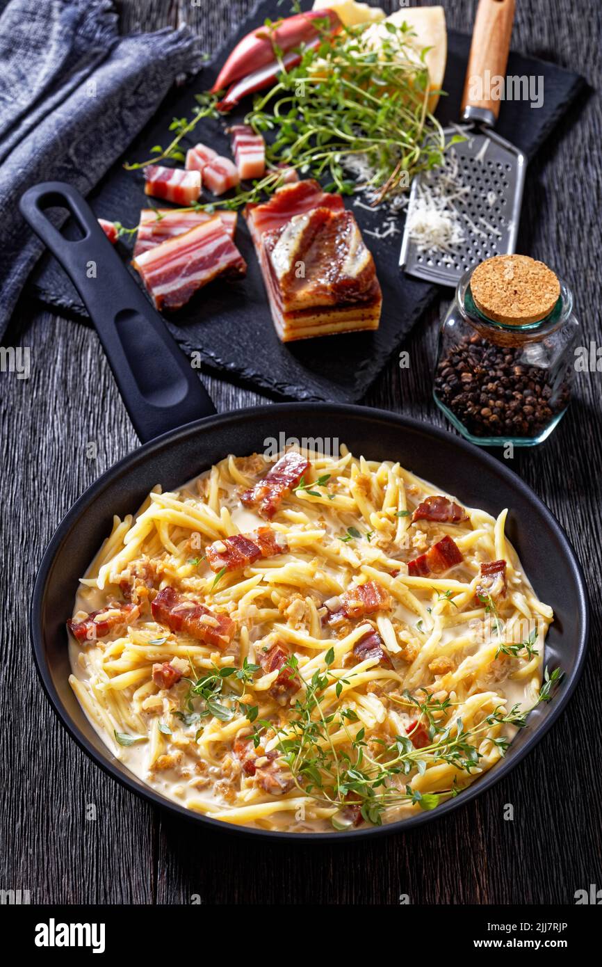 pâtes de capunti au fromage pecorino crème et sauce à la pancetta sur ...