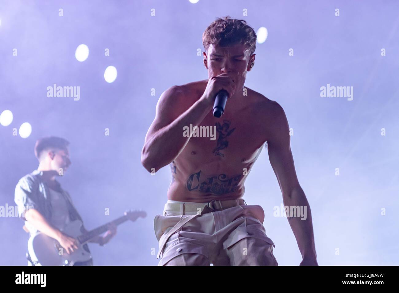 Blanco sur scène pendant le concert de musique de la chanteuse ...