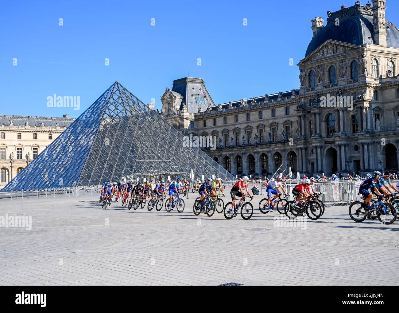 Paris, France, 24/07/2022, le Peloton en action passant devant la ...
