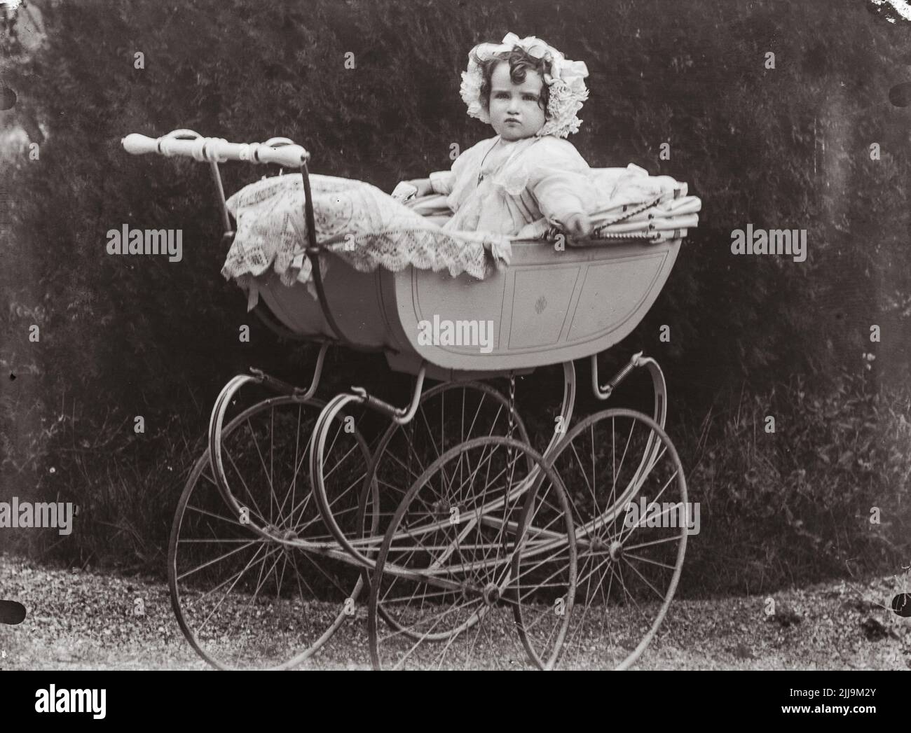 Bébé dans un pram début 1900s, Brionne (France) - bébé dans son landau ...
