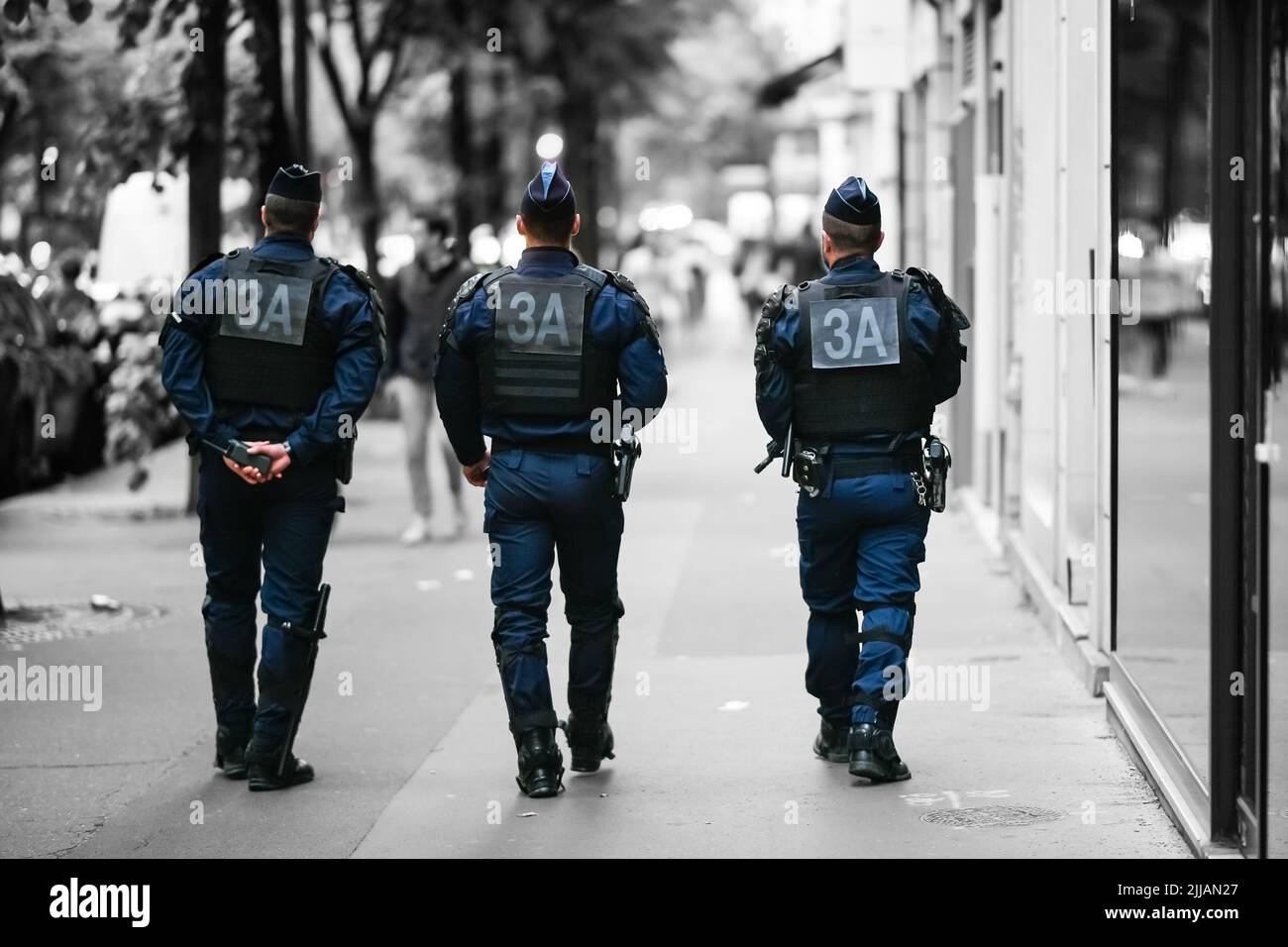 Des policiers (CRS) marchent dans les rues avec un uniforme assurant la ...