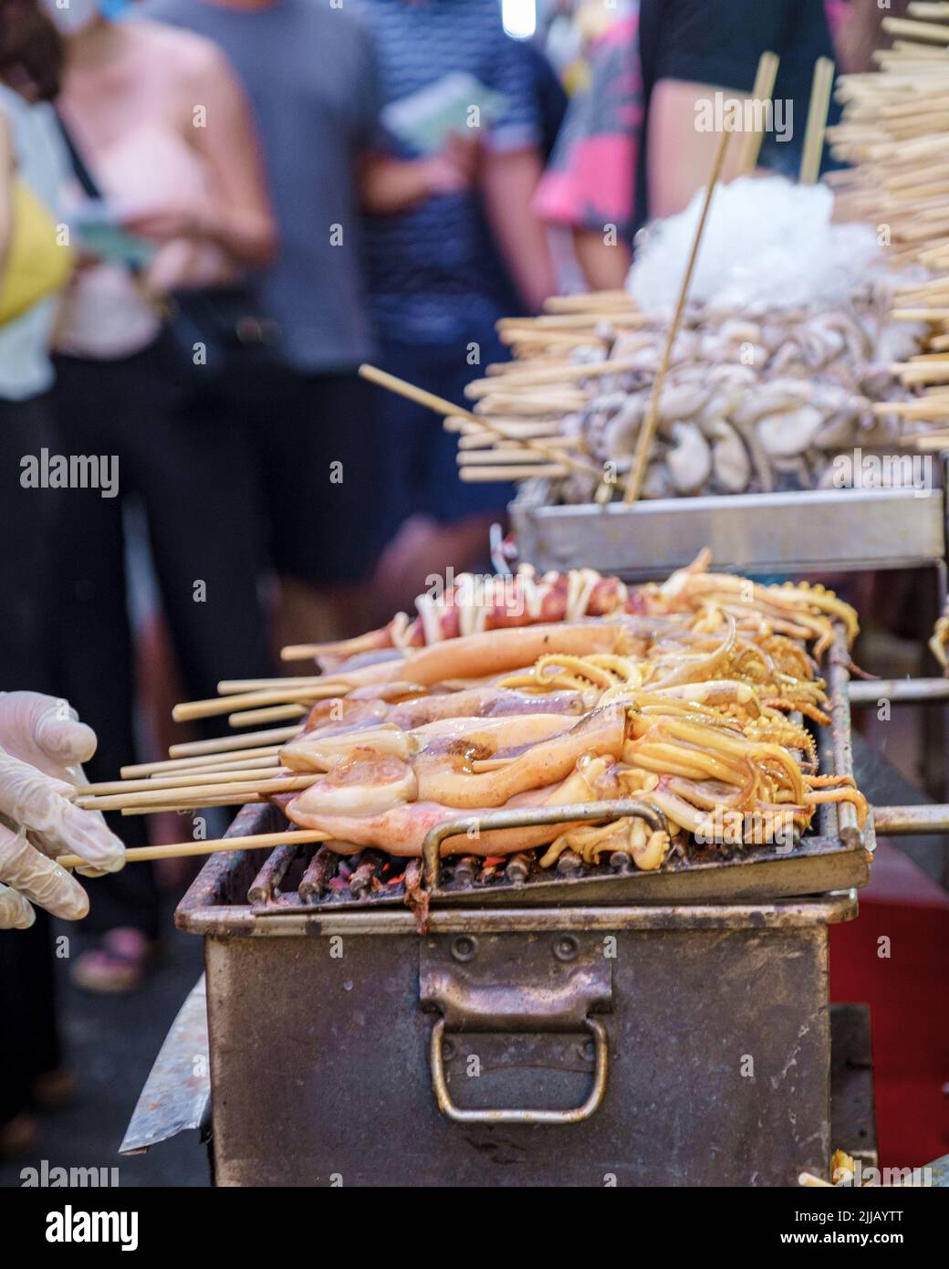 Calamar grillé sur un grill en fonte sur un grill au charbon de bois ...