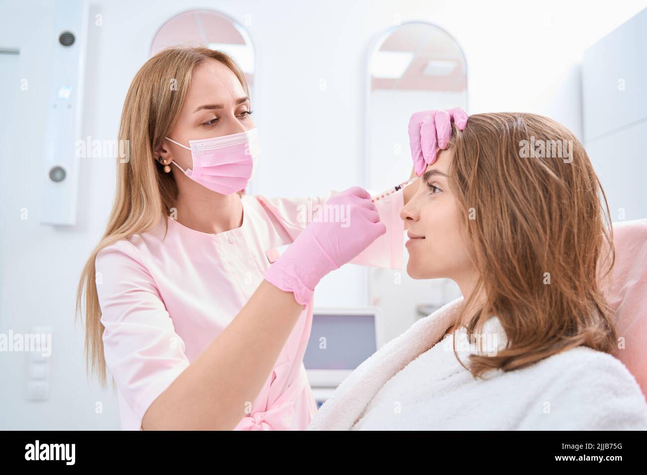 La femme obtient une injection sous-cutanée professionnelle pour un ...