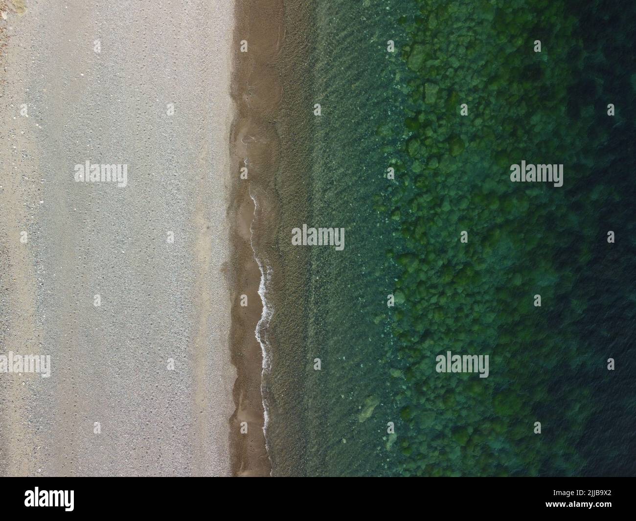 Vue aérienne sur la mer calme azur et les côtes rocheuses volcaniques ...