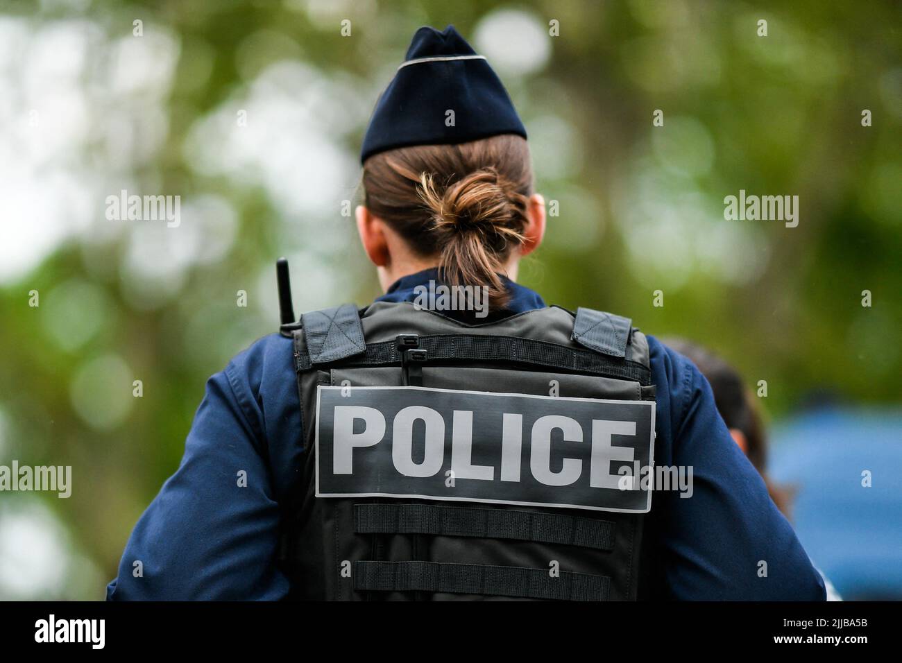 Une femme policier (femme) avec uniforme assurant la sécurité à Paris ...