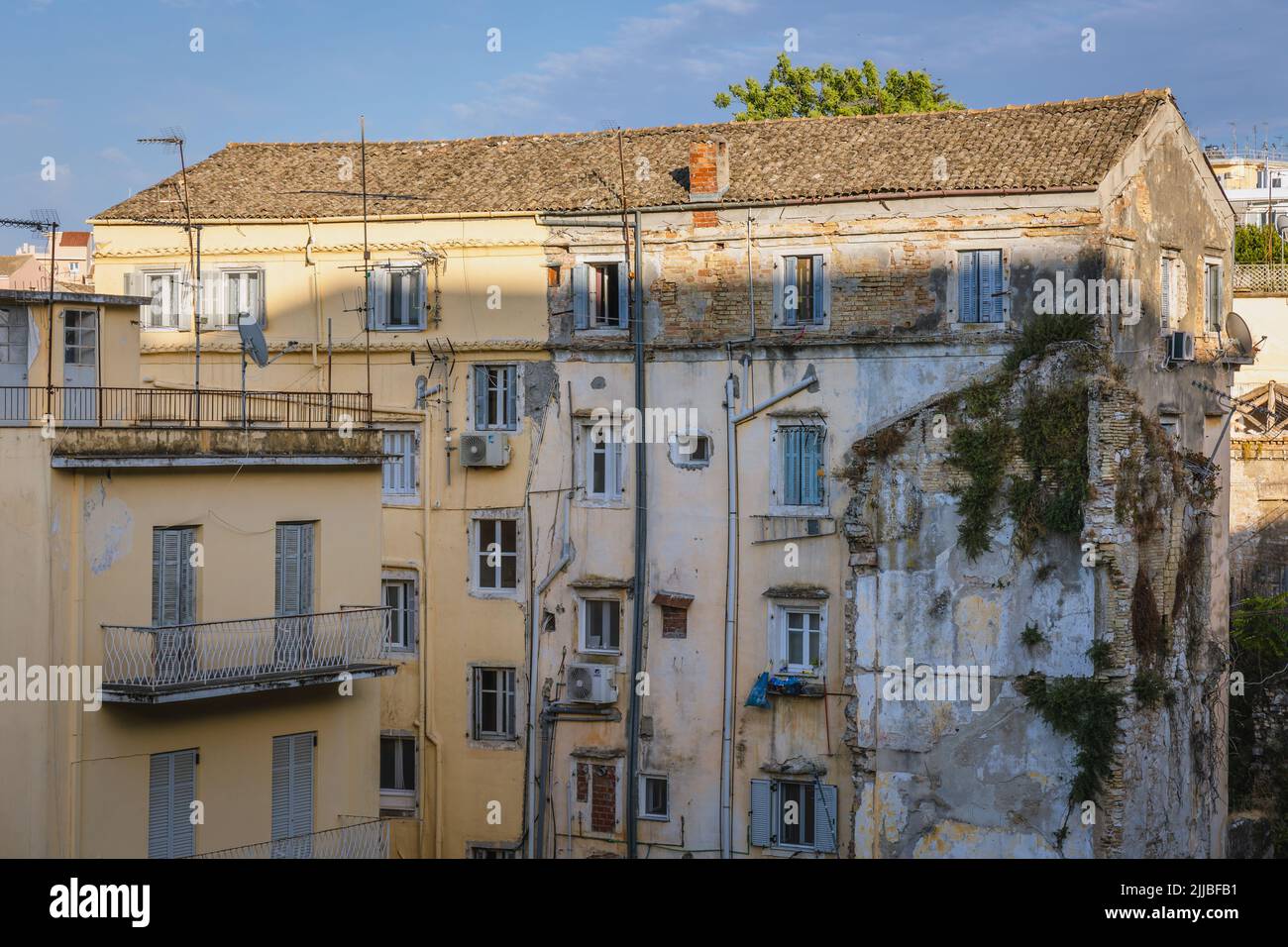 Ancien bâtiment résidentiel dans le quartier de Tenedos de la vieille ...