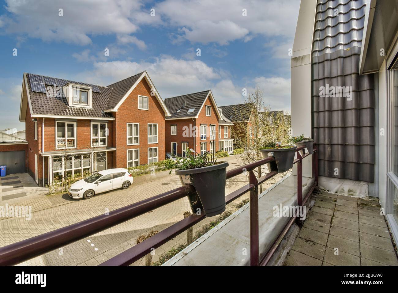 Vue de devant de vieux bâtiments en briques et des voitures depuis le ...