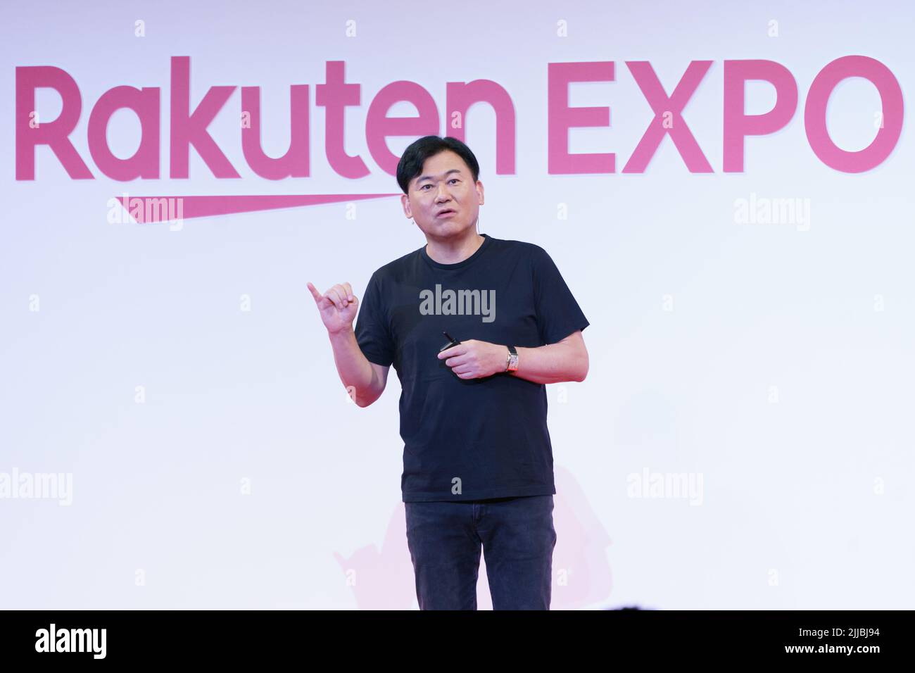 Le PDG de Rakuten Hiroshi Mikitani s'adresse aux marchands Rakuten lors ...