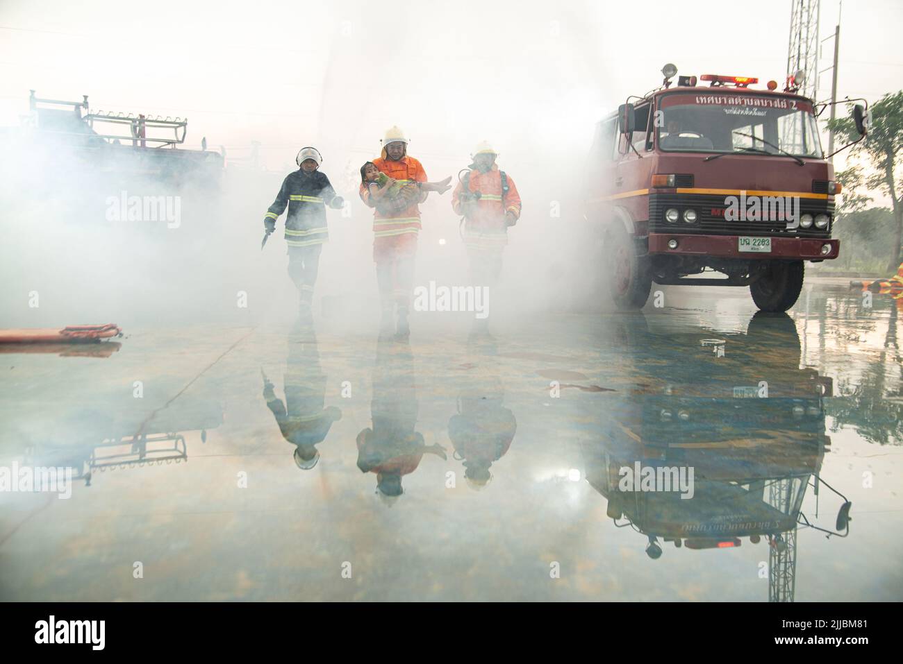 Des pompiers non identifiés ont été formés pour aider l'homme qui avait ...