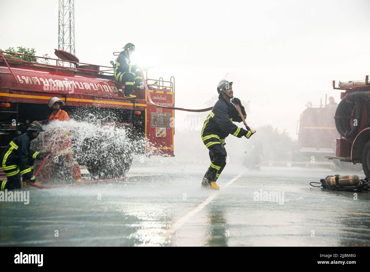 Des pompiers non identifiés ont été formés pour aider l'homme qui avait ...