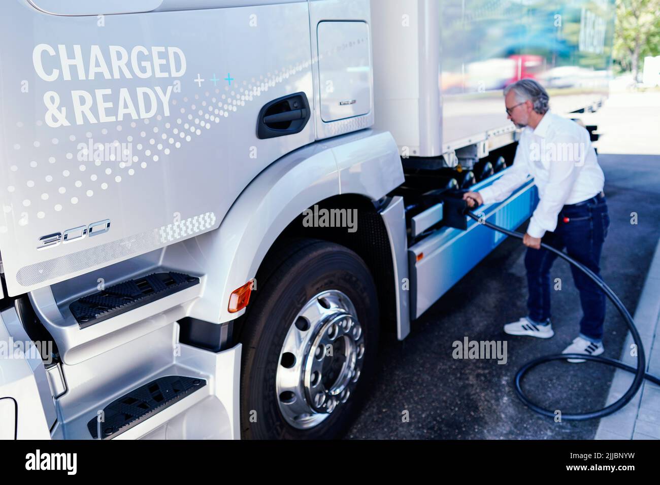 25 juillet 2022, Rhénanie-Palatinat, Wörth am Rhein : un employé démontre comment charger un ...