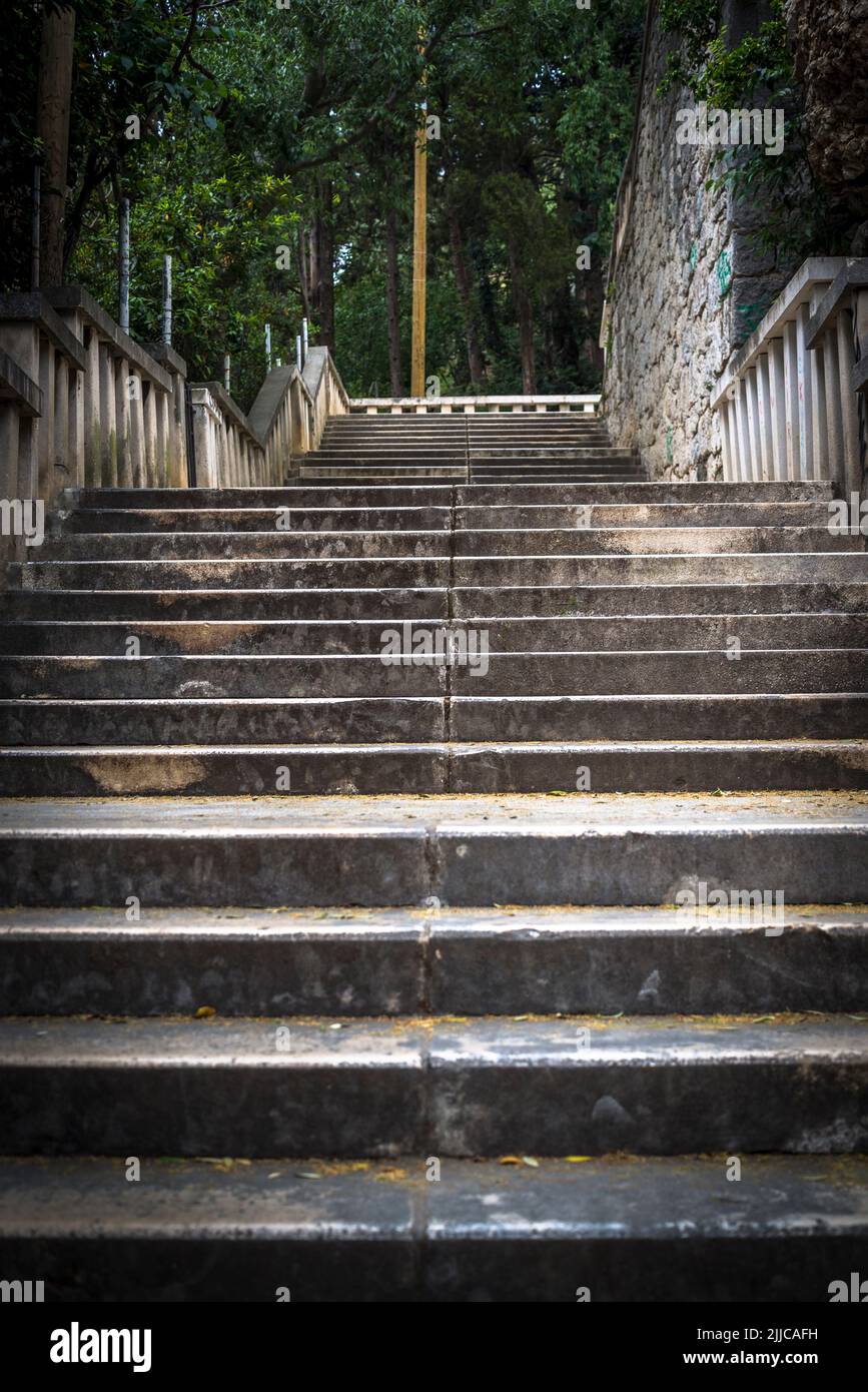 Steps going up hill stairs Banque de photographies et d’images à haute ...