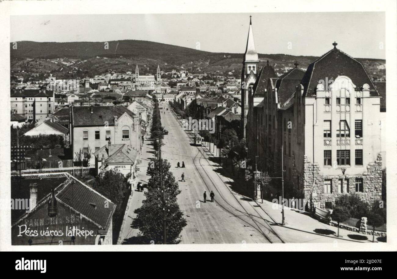I. Ferenc József rue dans le 1930s. Vue sur une rue de Pécs. La ...