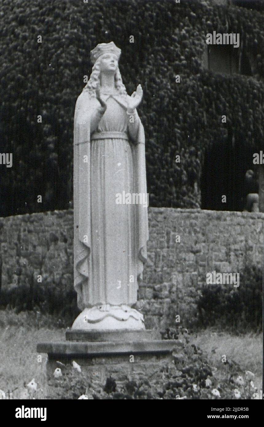La statue de Marie en face de l'église Pauline. Statue de la Vierge ...