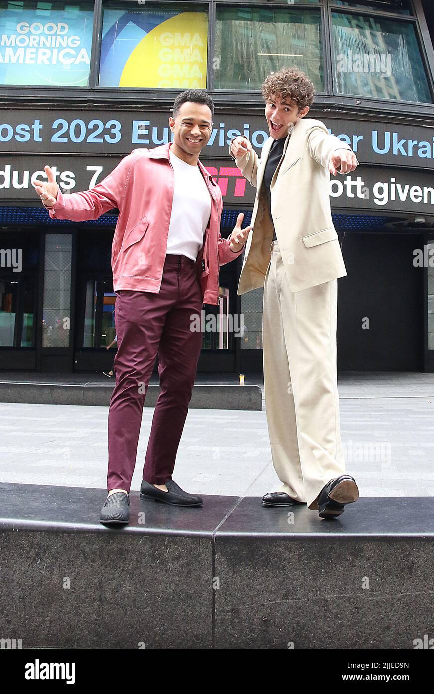 Corbin Bleu et Joshua Bassett sur Good Morning America pour parler de ...