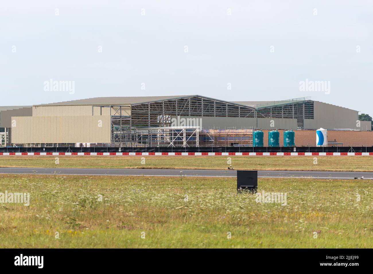 Des travaux de construction de hangar sont en cours pour agrandir les ...