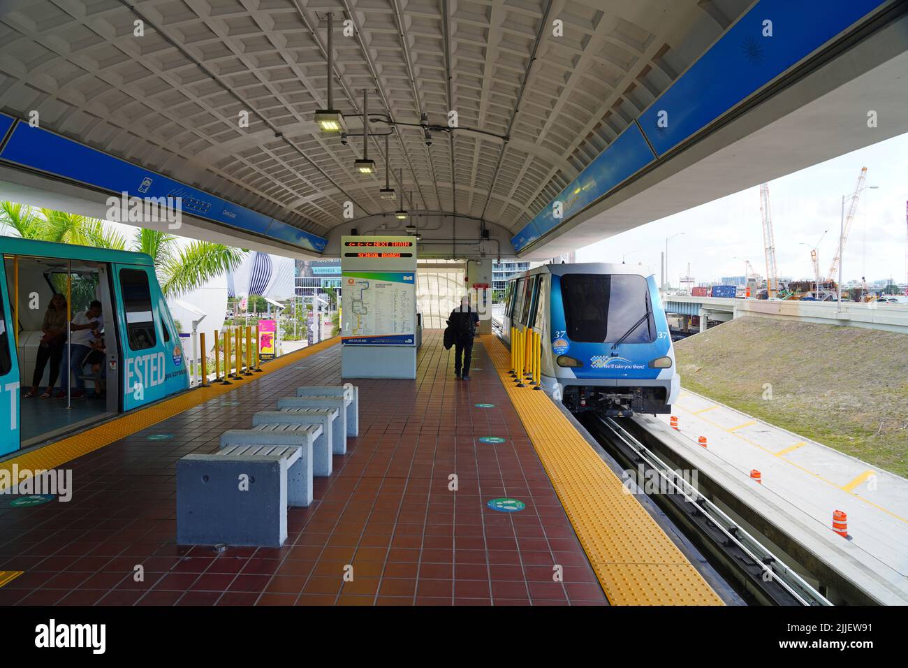 Station de metromover de brickell transport en commun gratuit train de ...