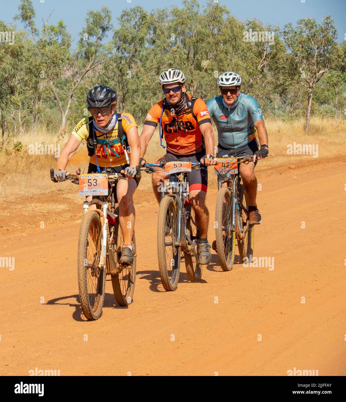 Les cyclistes qui font du vélo de montagne lors de la course en vélo de ...