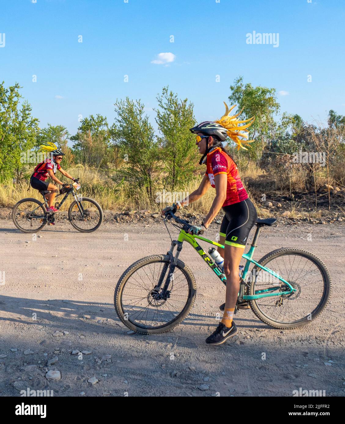 Les cyclistes qui font du vélo de montagne lors de la course en vélo de ...