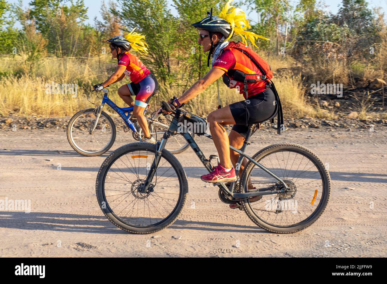 Les cyclistes qui font du vélo de montagne lors de la course en vélo de ...
