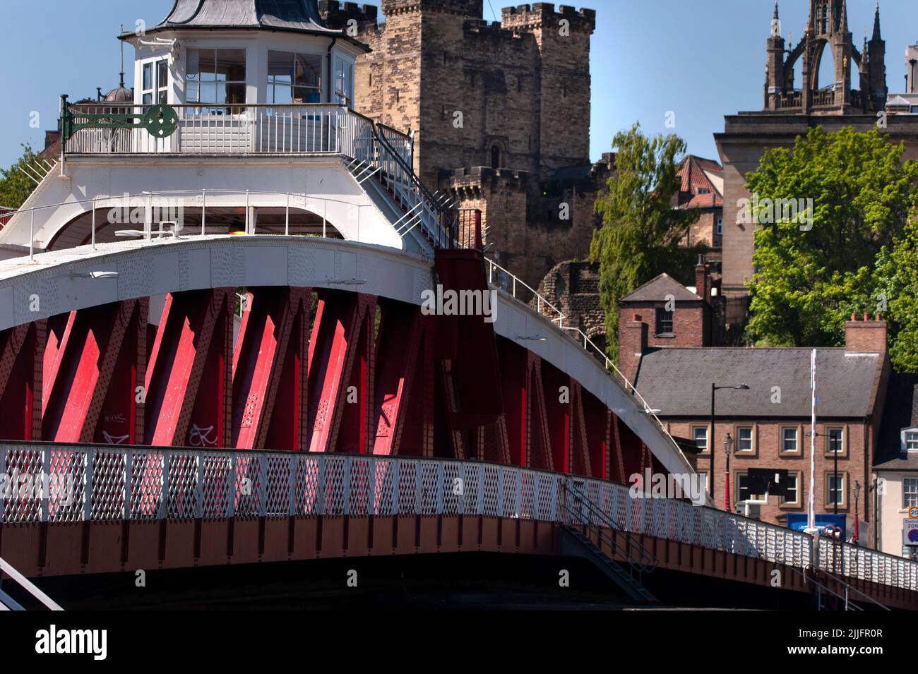 Le pont tournant, la cathédrale Saint-Nicolas et le donjon du château ...