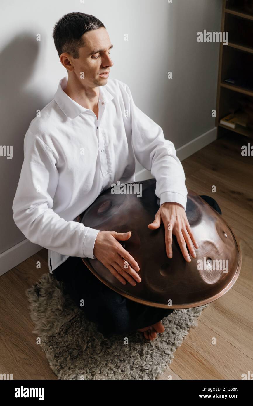 Homme jouant sur un tambour suspendu, ou Steel Drum, Hangpan ...