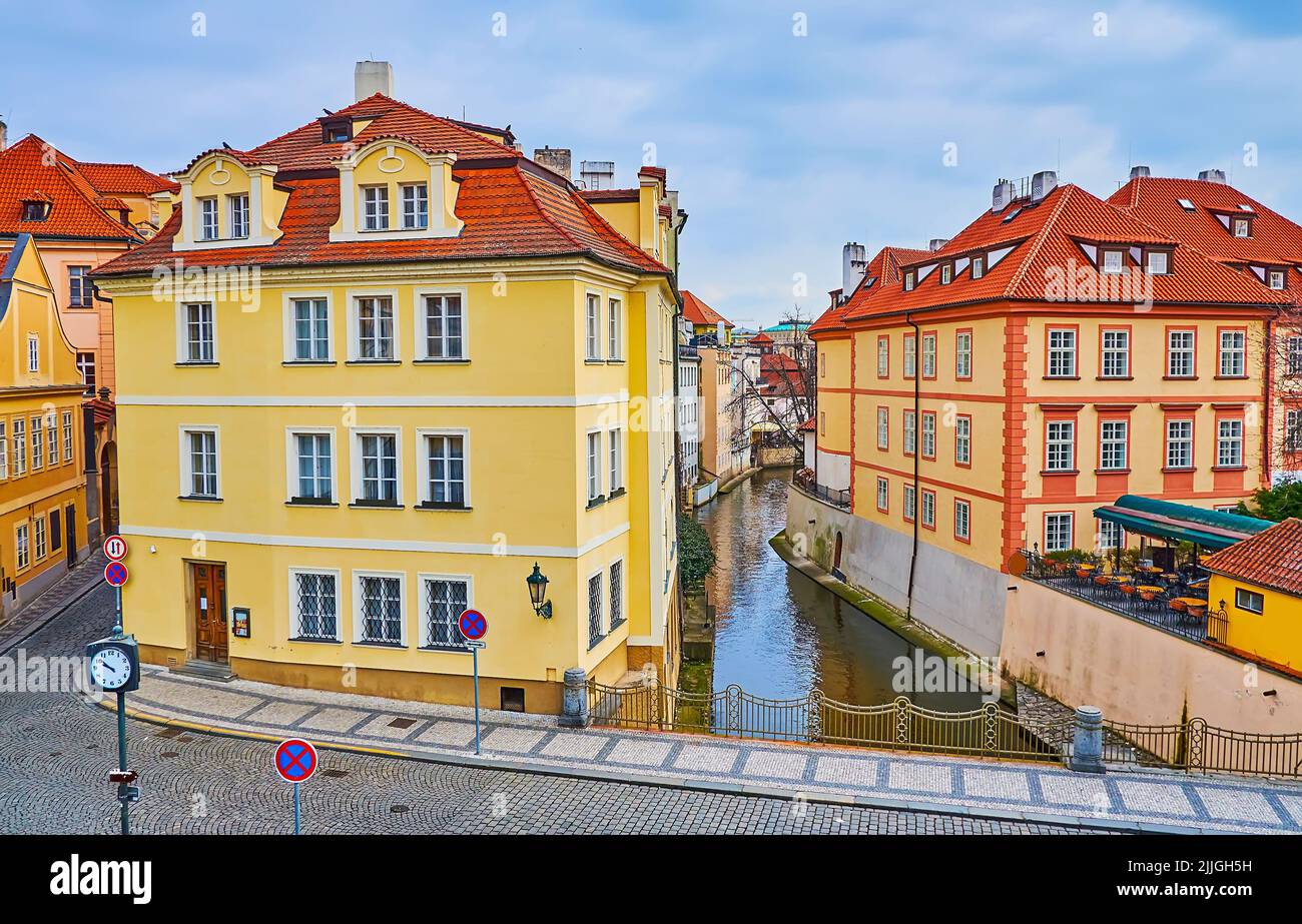 Maisons aux toits rouges sur mala strana Banque de photographies et d ...