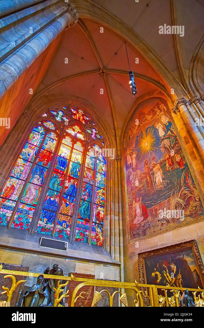 PRAGUE, République de CAZECH - 6 MARS 2022 : vitraux et mosaïque avec ...