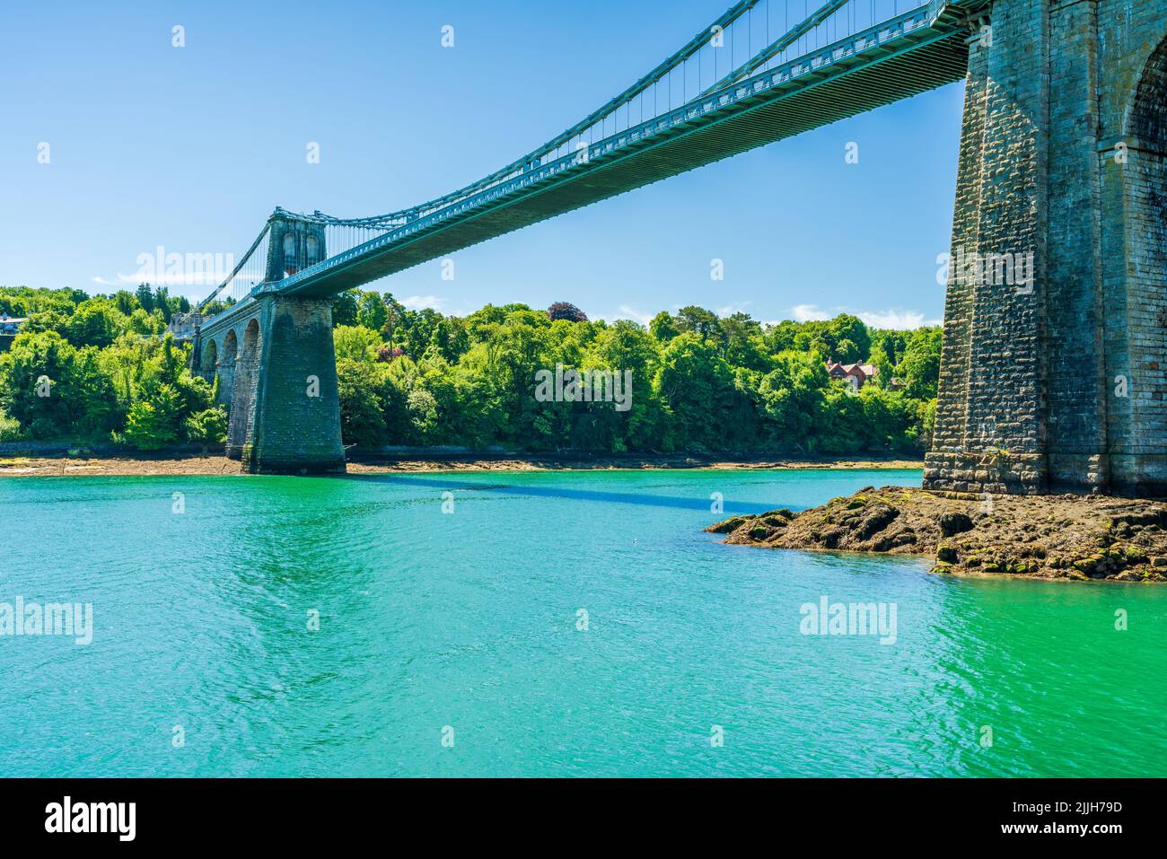 Pont suspendu de Menai au-dessus du détroit de Menai entre l'île d ...