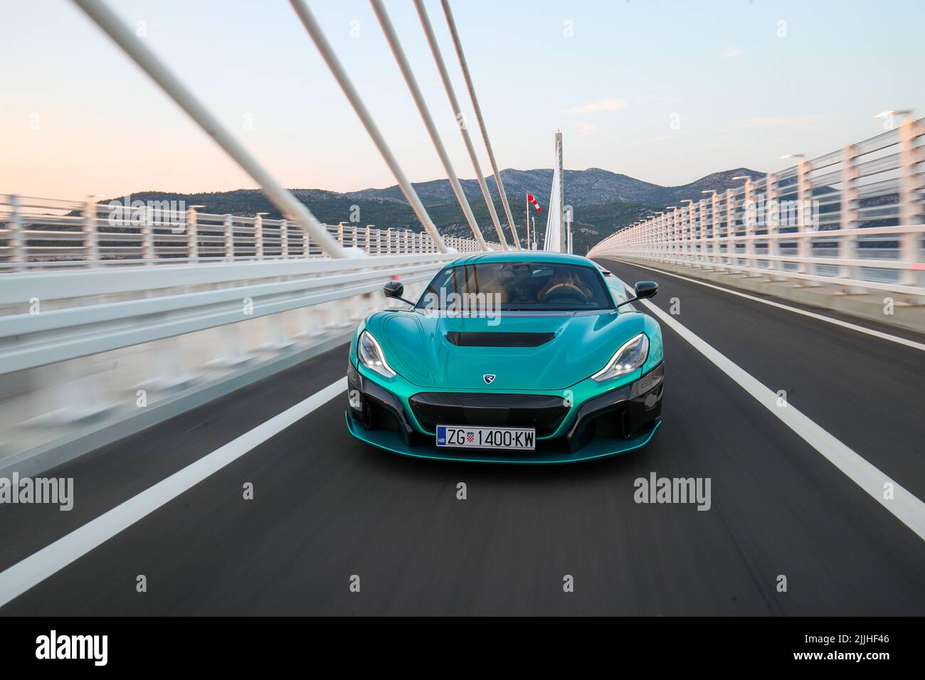 Rimac Nevera une voiture de sport entièrement électrique conduite par l ...