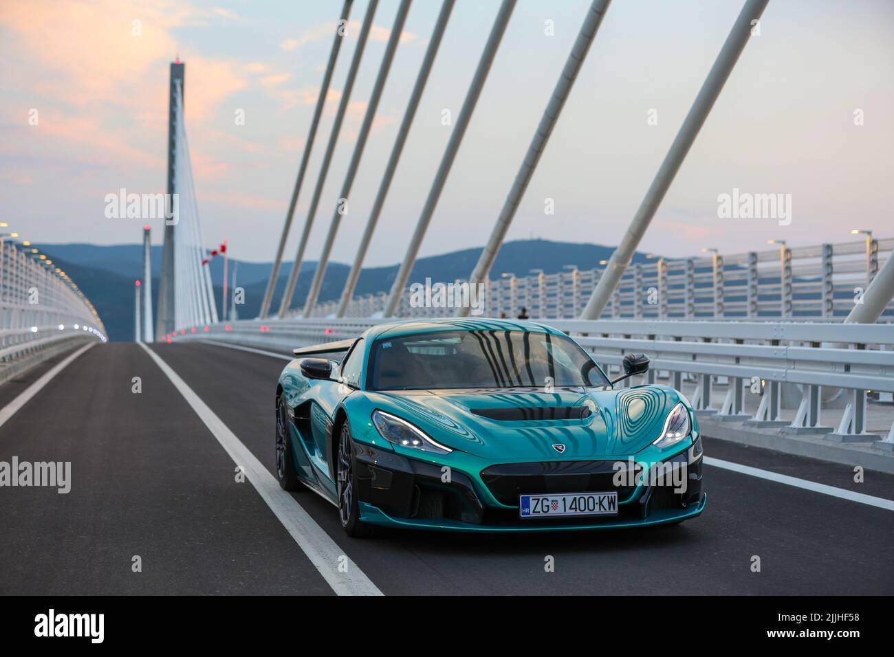 Rimac Nevera une voiture de sport entièrement électrique conduite par l ...