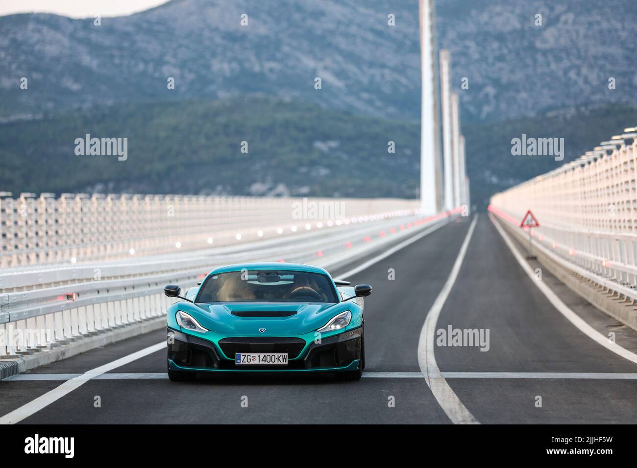 Rimac Nevera une voiture de sport entièrement électrique conduite par l ...