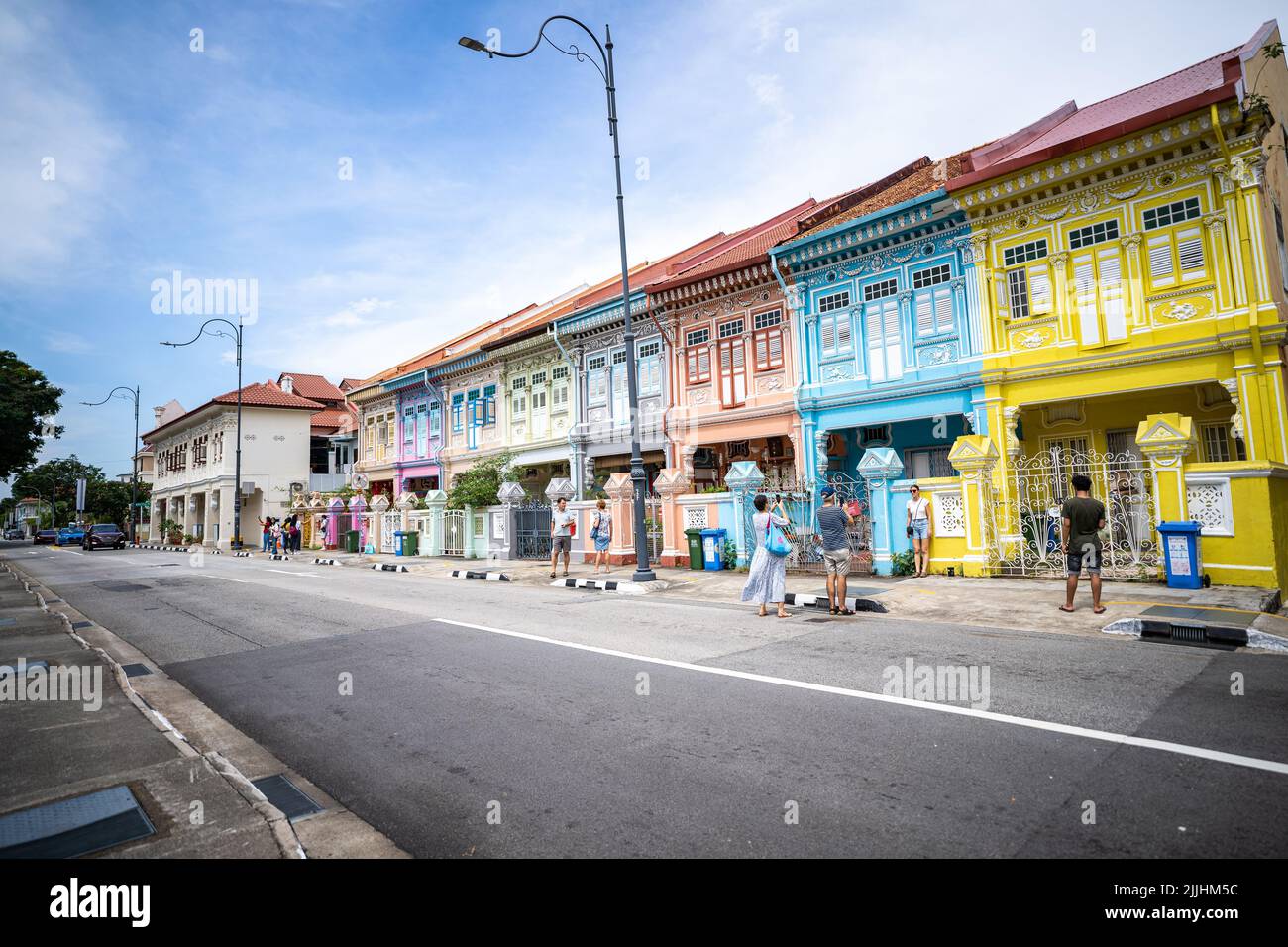 Les maisons colorées de Peranakan avec des passants sur la route Koon ...