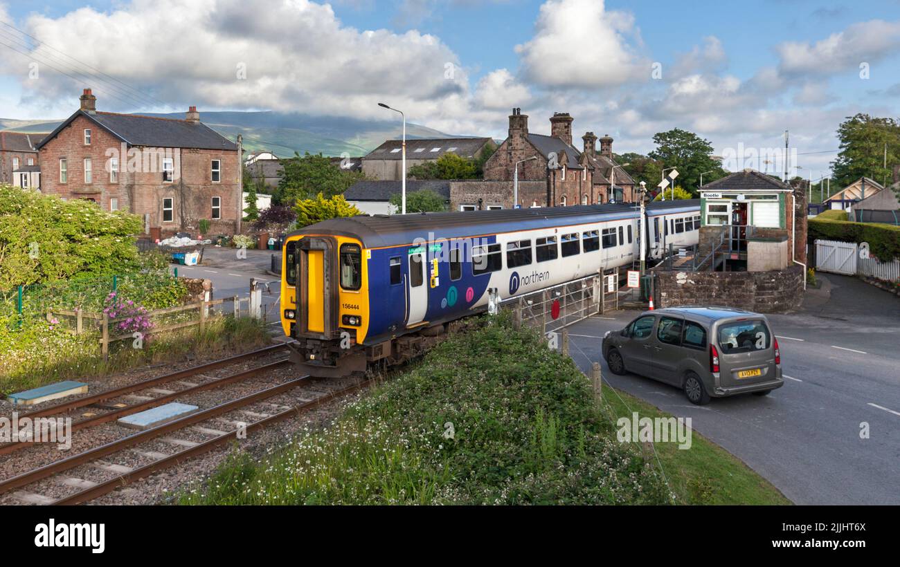 Train de classe 156 Northern Rail à la gare du village de Bootle ...