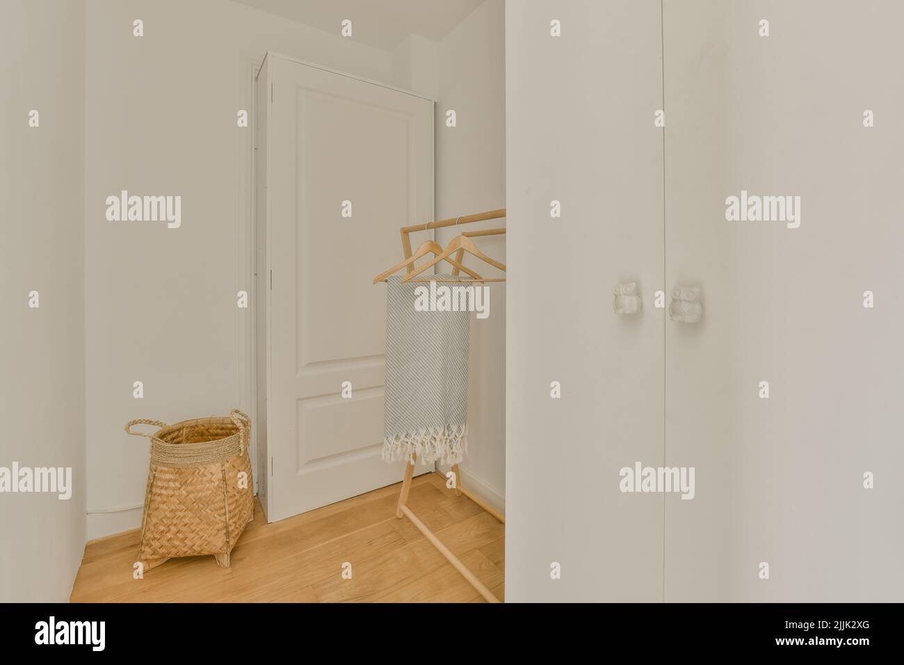 Chambre avec porte sur le balcon et couloir étroit et long perspective ...