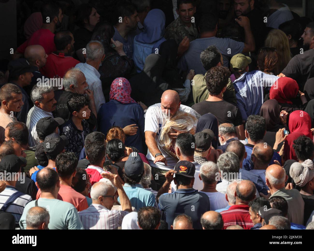 People queuing for bread Banque de photographies et d’images à haute ...