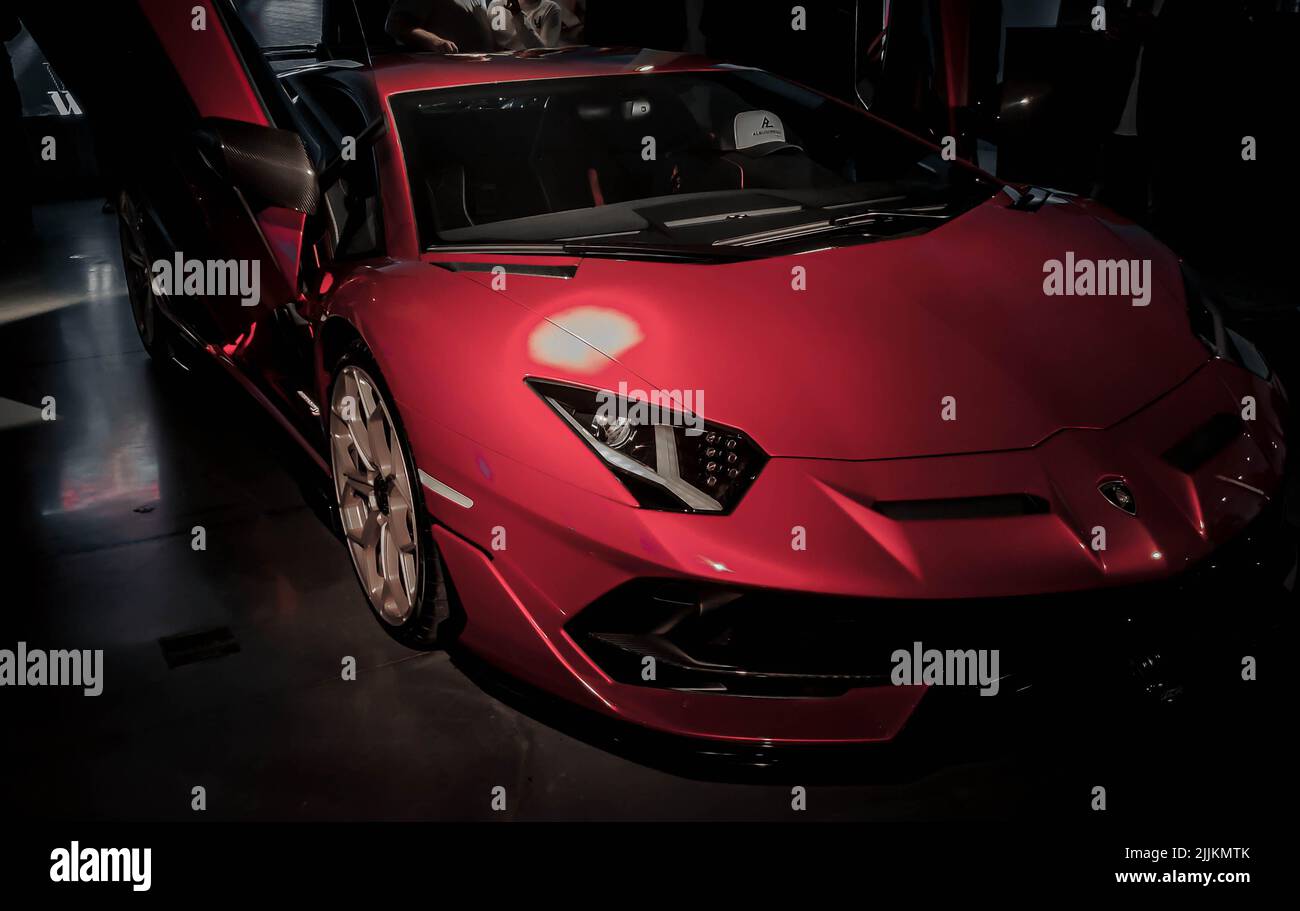 Lamborghini aventador rouge Banque de photographies et d’images à haute ...