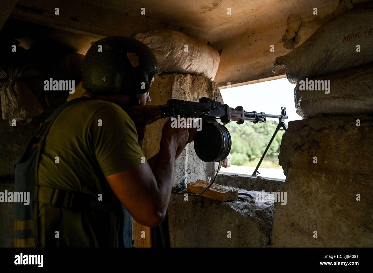 RÉGION de ZAPORIZHHIA, UKRAINE - le 17 JUILLET 2022 - Un militaire de ...