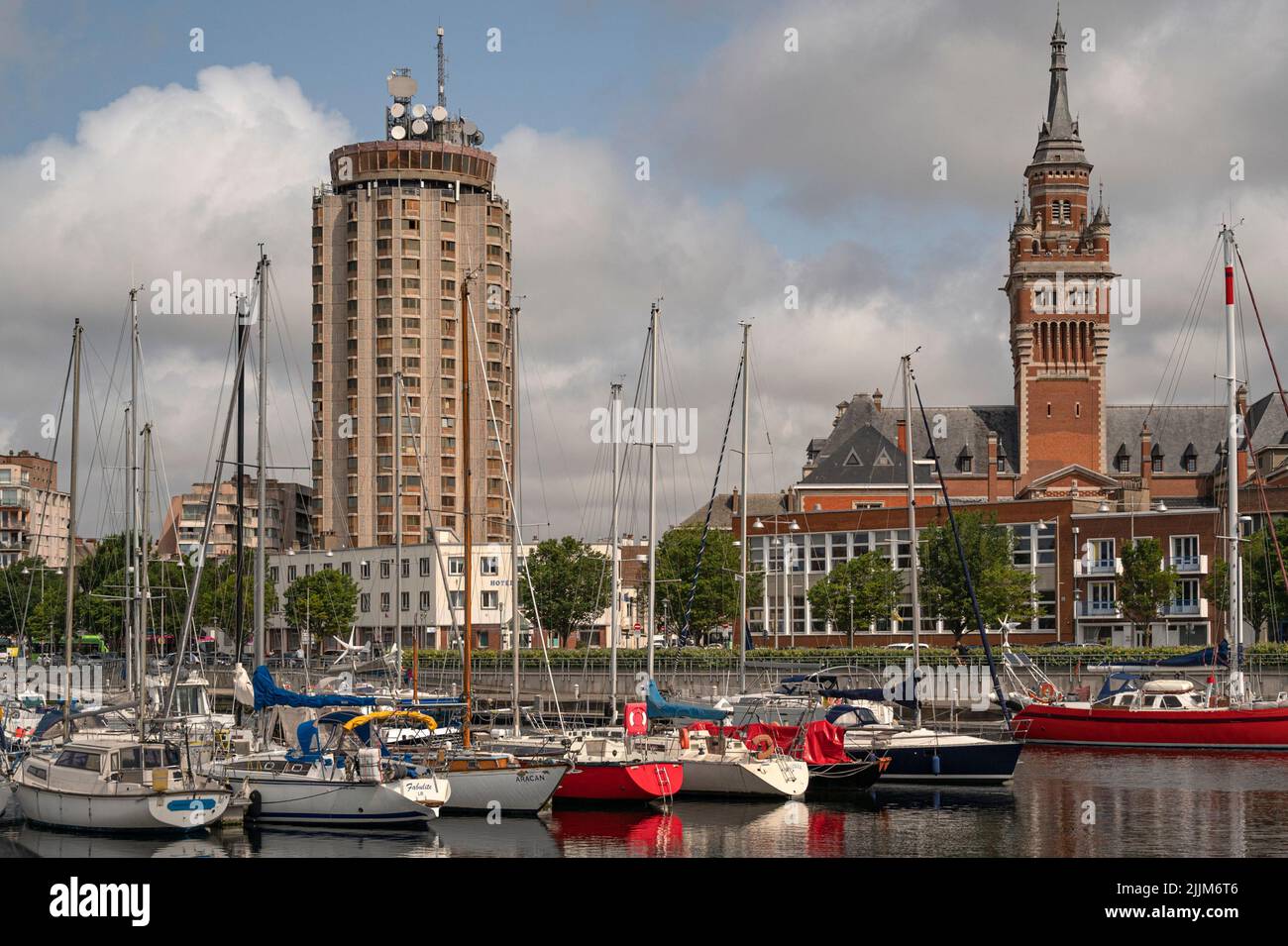 La visite du Reuze (à gauche) et le beffroi de l'hôtel de ville (rigth ...