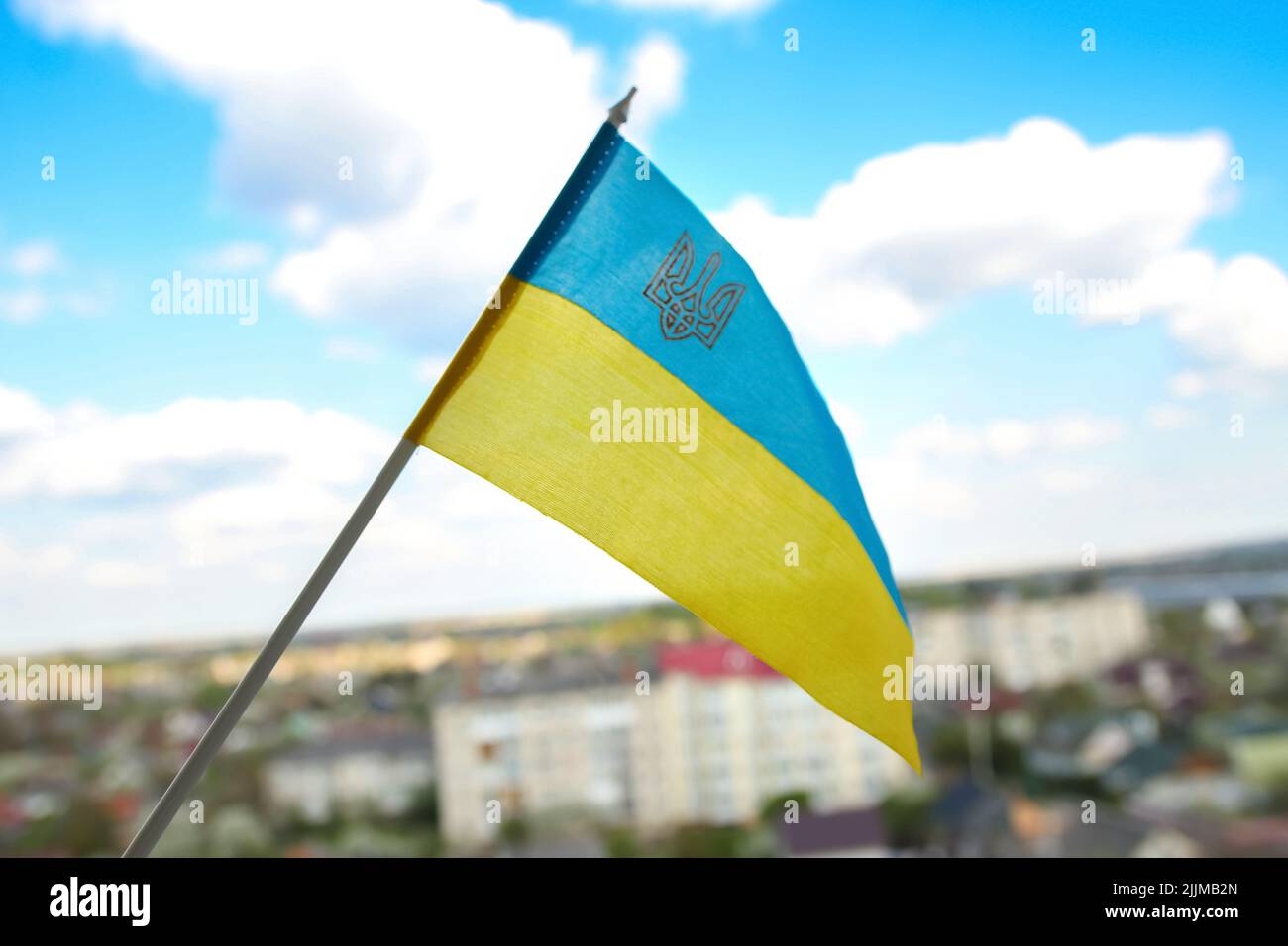 Recentrer le drapeau de l'Ukraine. Grand symbole national flottant dans ...