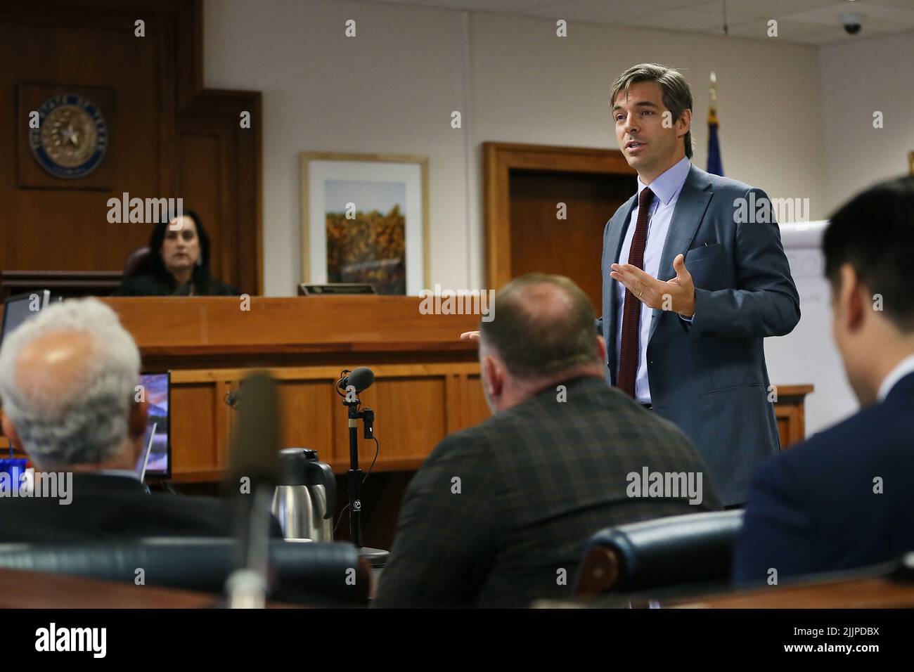 L'avocat d'Alex Jones, ANDINO REYNAL, présente sa déclaration d ...