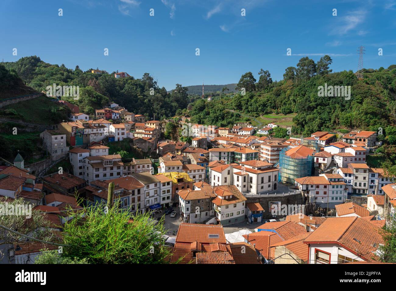 Maisons aux toits de tuiles rouges Banque de photographies et d’images ...