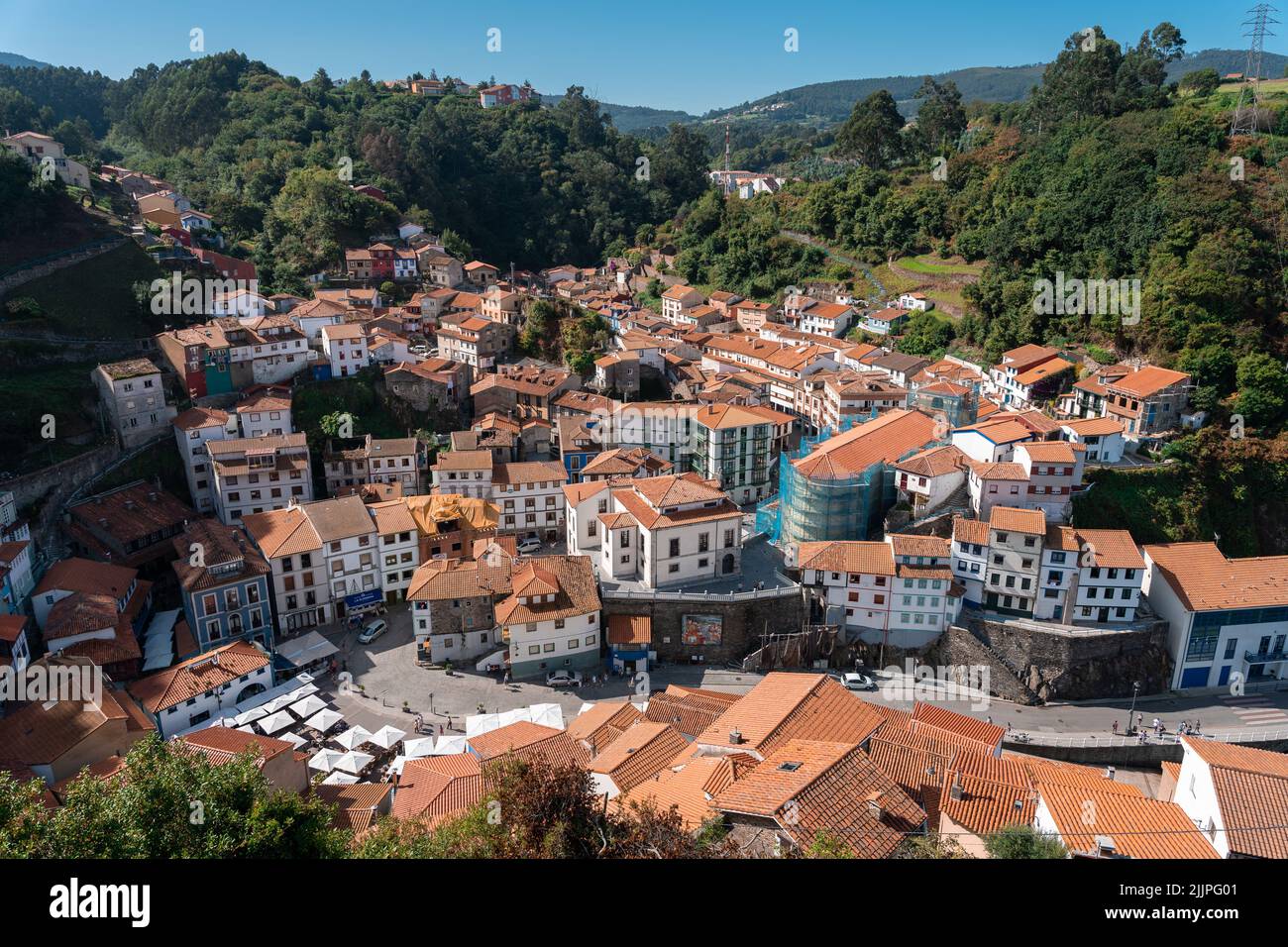 Maisons aux toits de tuiles rouges Banque de photographies et d’images ...