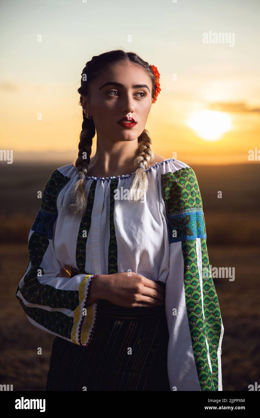 Robe traditionnelle roumaine Banque de photographies et d’images à ...